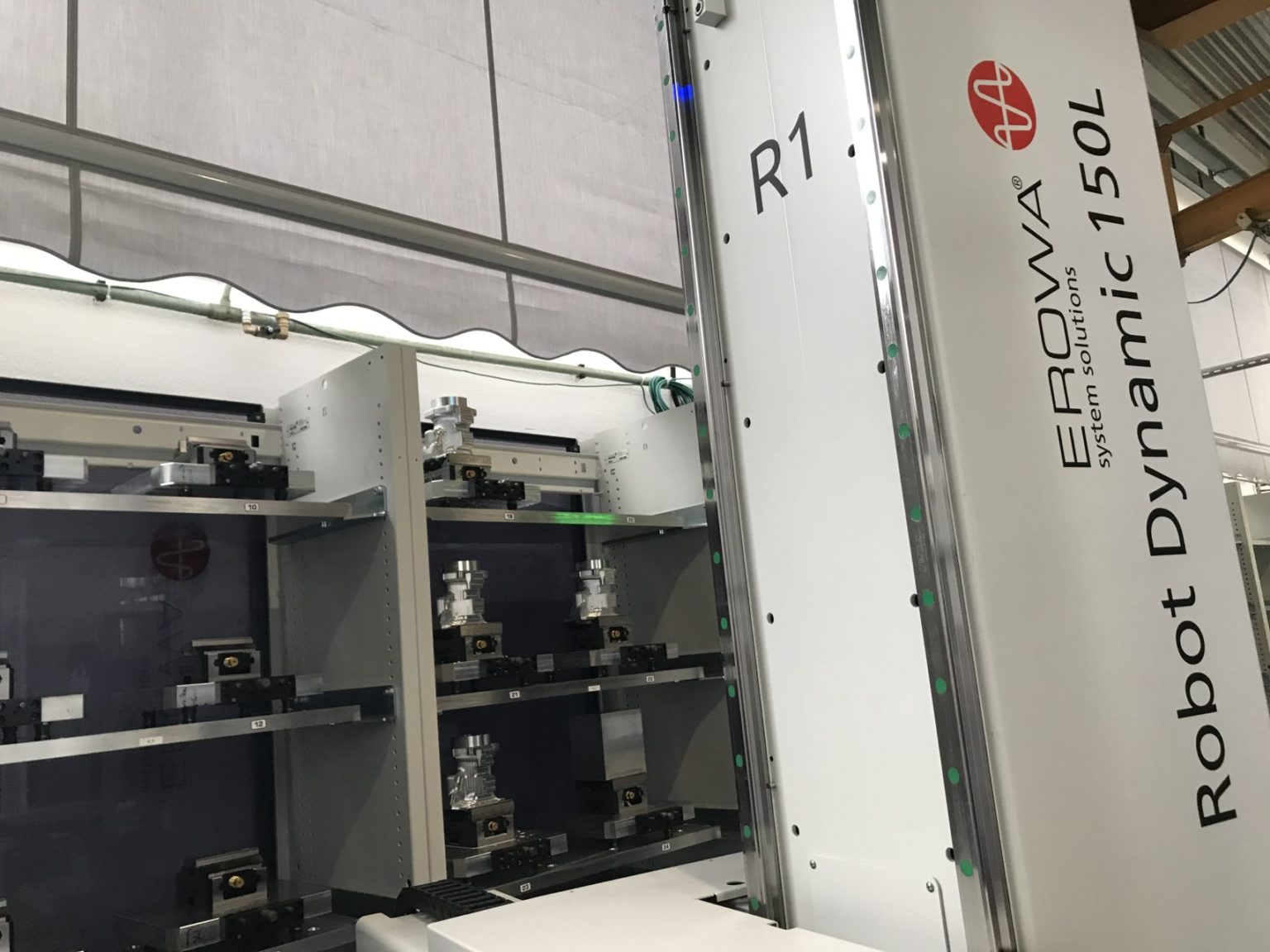 Sistema di automazione robotica EROWA DYNAMIC 150 L e ROBOT EASY 250 ...